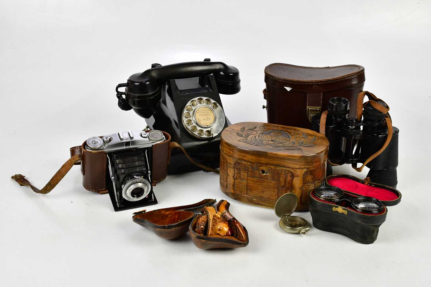 Lot 557 - An assortment of collectors' items including