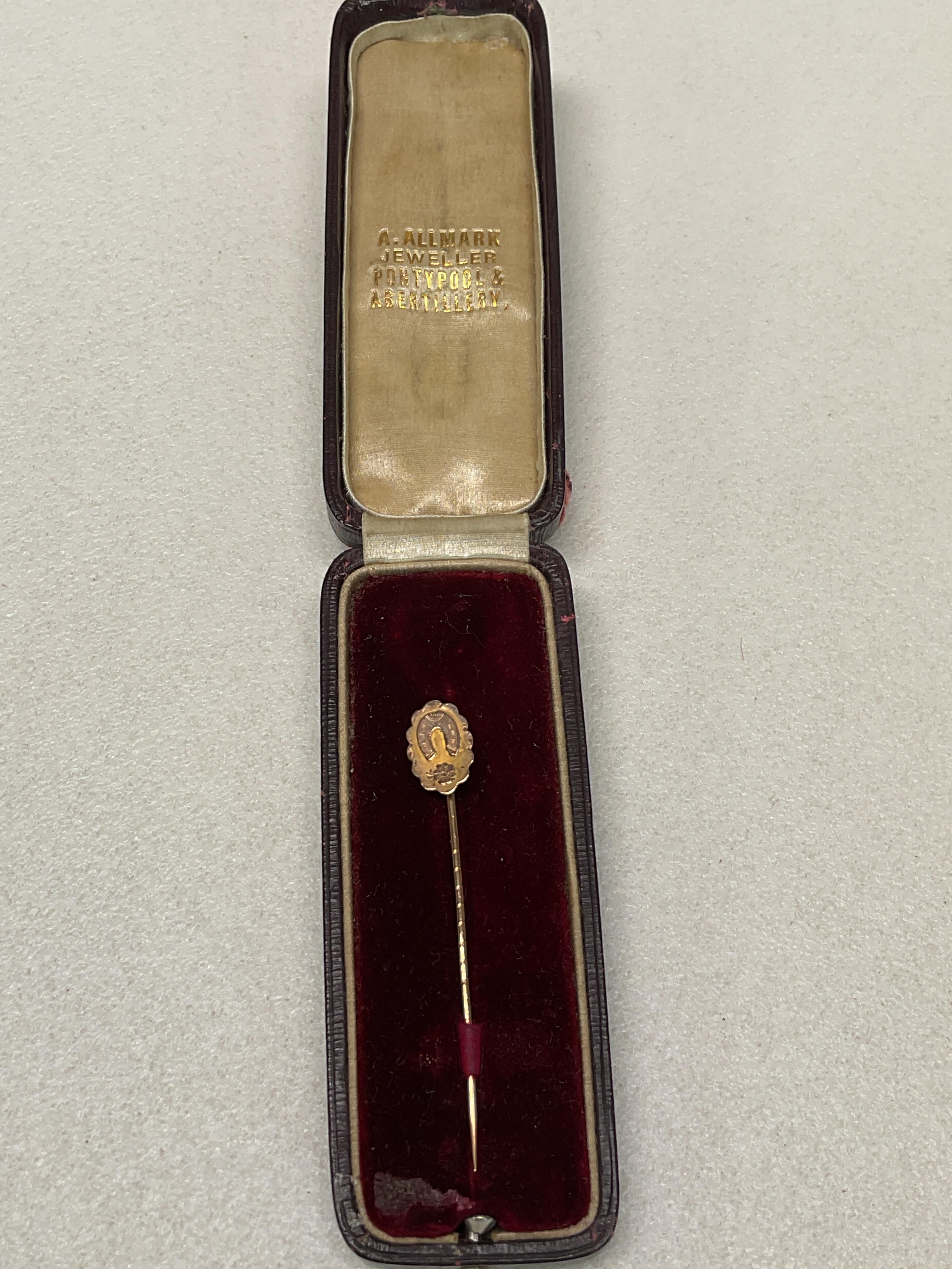 Lot 26 - Collectors' items comprising a gold stick pin