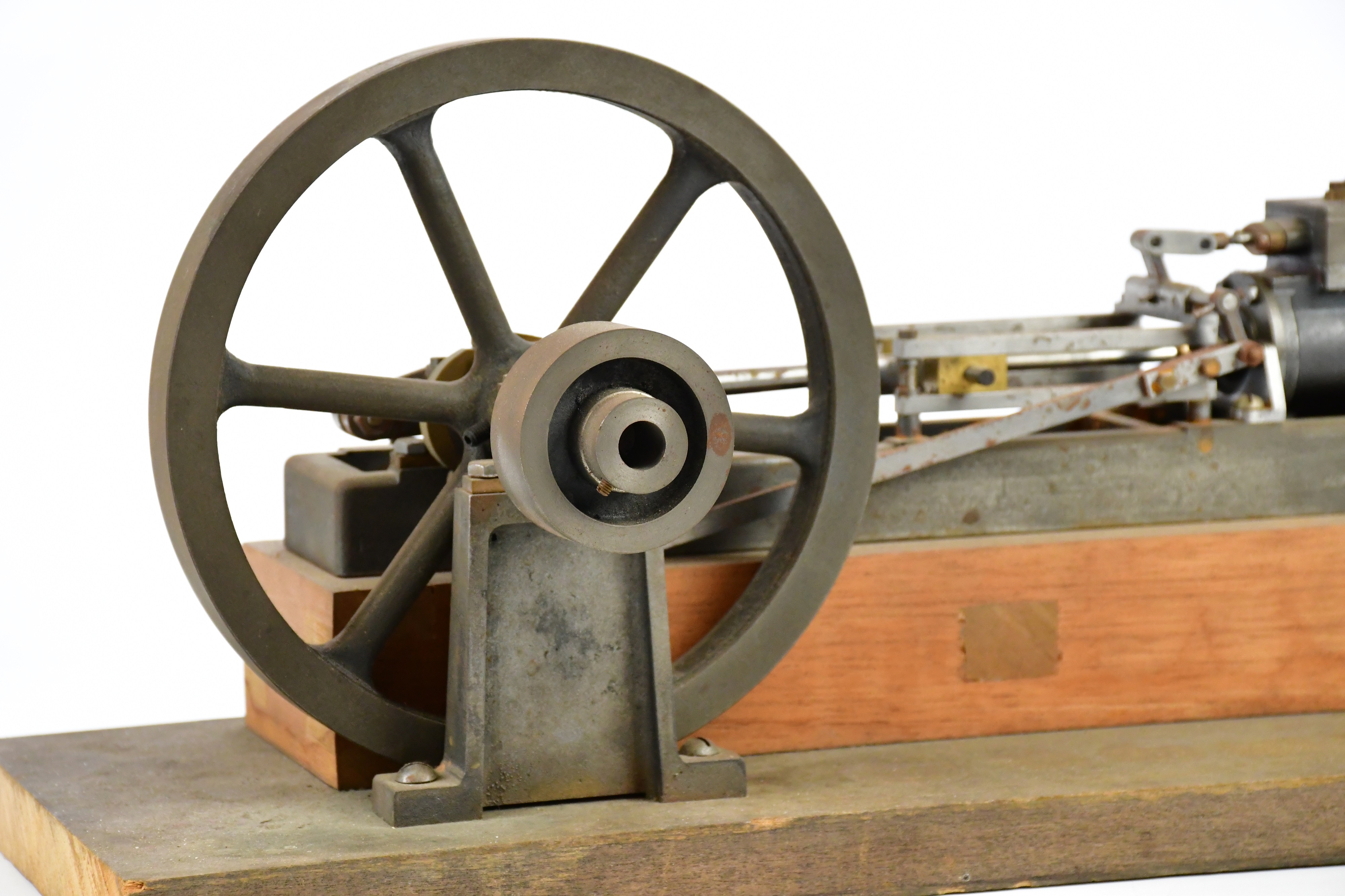 Lot 706 - A model horizontal engine, on wooden plinth,