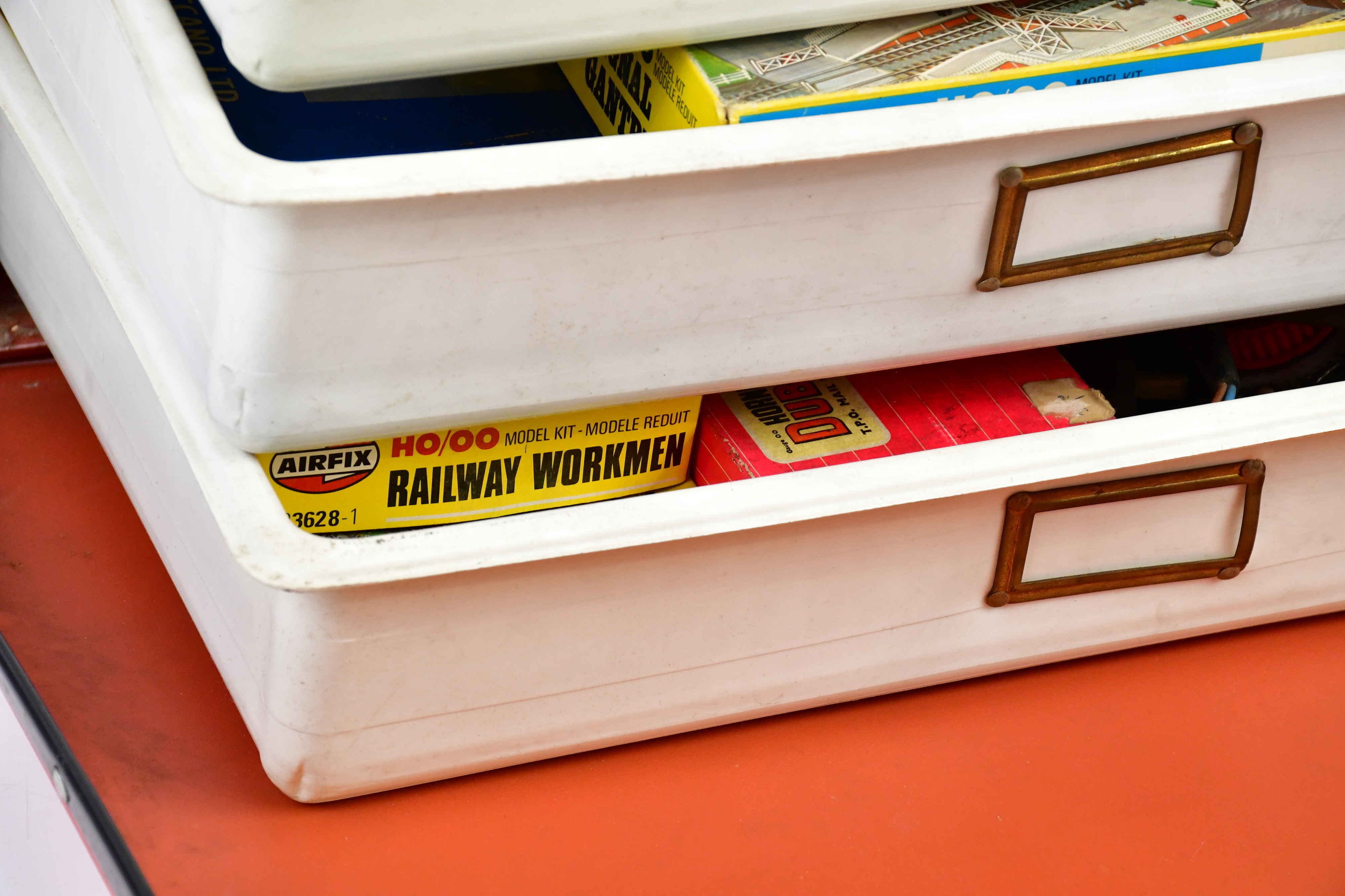 Lot 2635 - A large collection of model railway items,