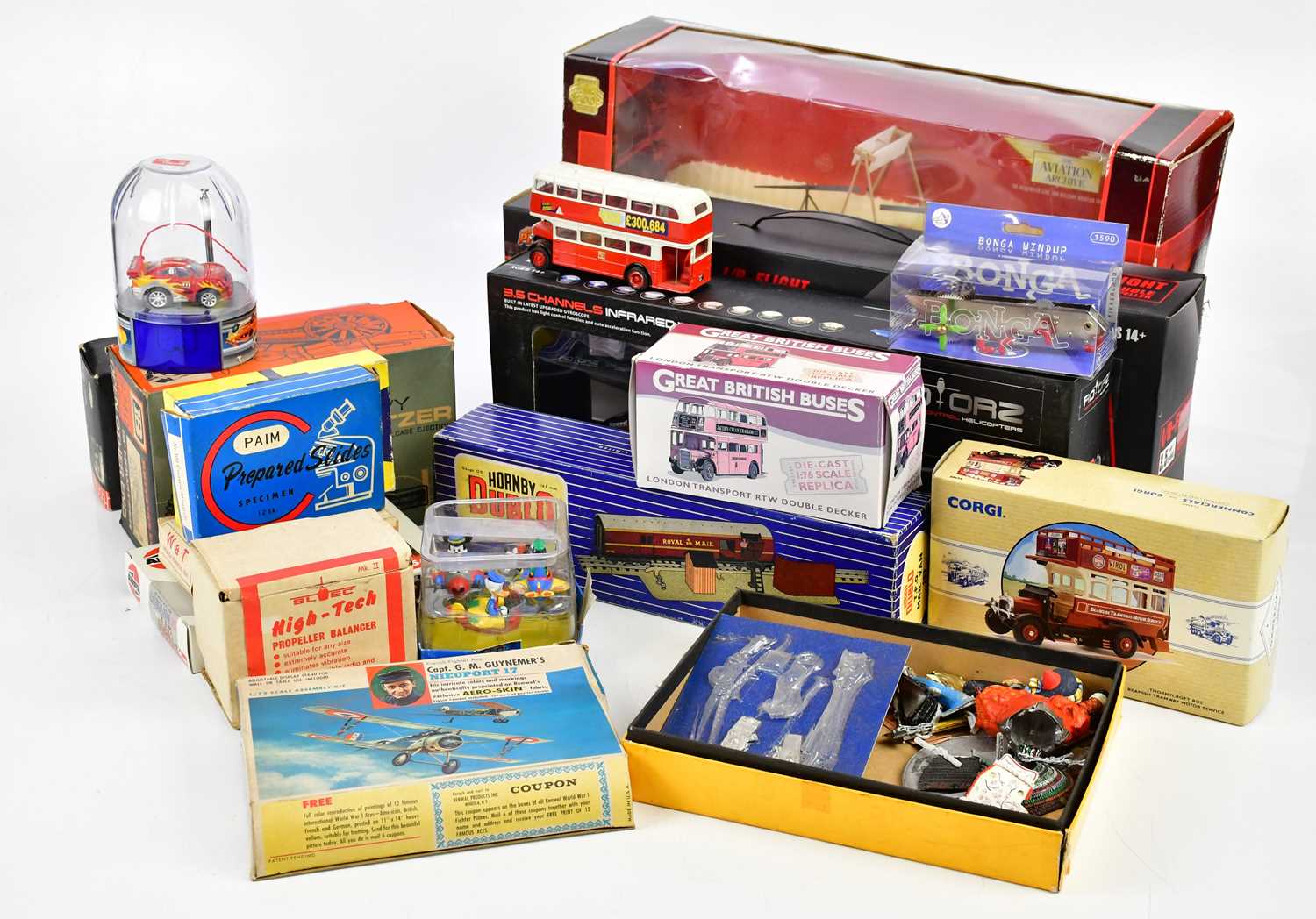 Lot 2627 - A collection of model kits, diecast toys