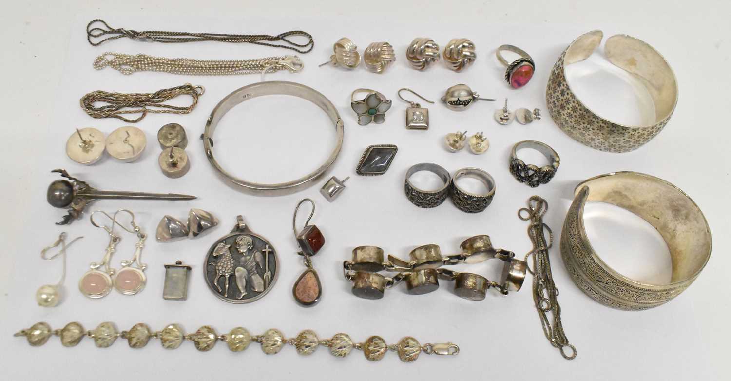 Lot 1334 - A group of silver and white metal jewellery,