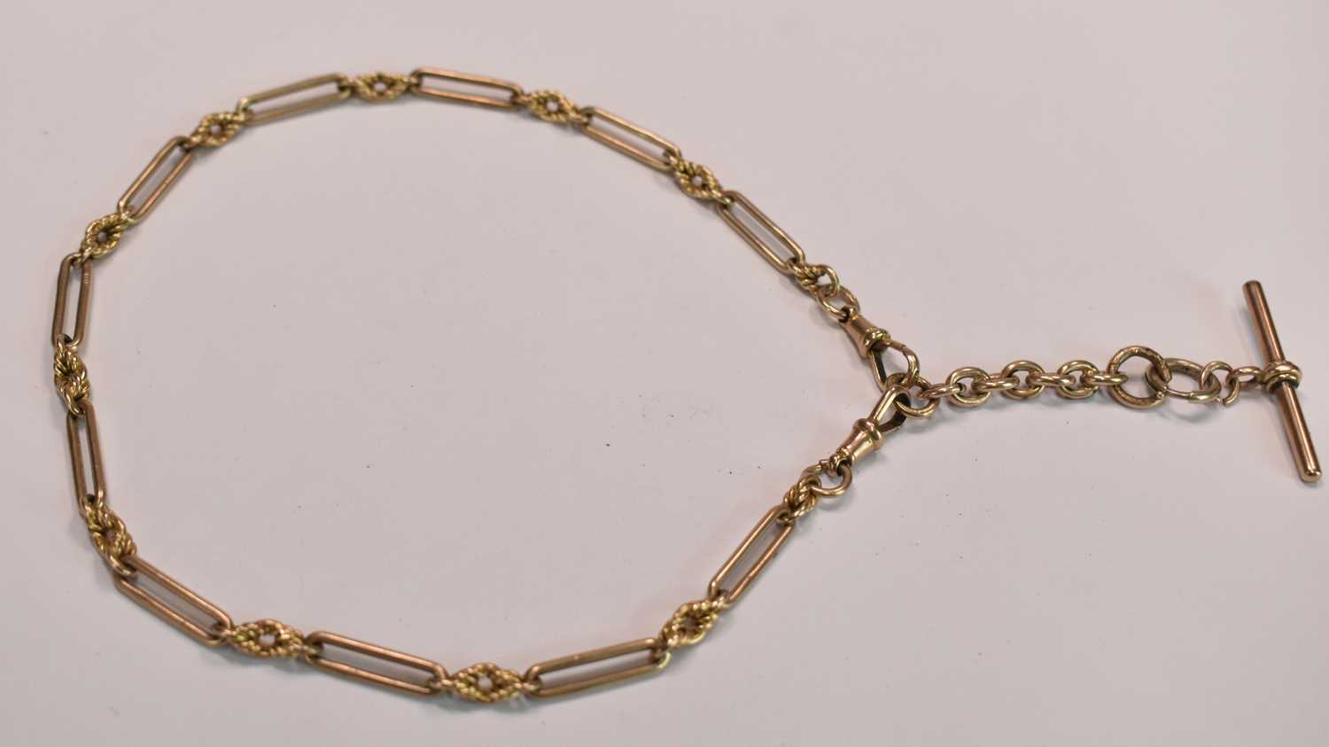 Lot 581 - A 9ct yellow gold trombone link fob chain,