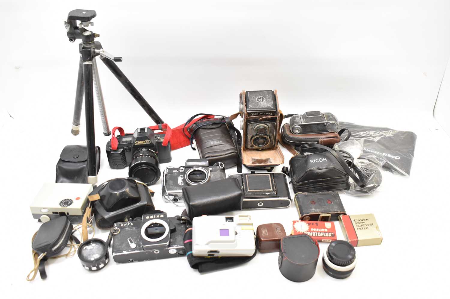 Lot 592 - Various vintage cameras and equipment to