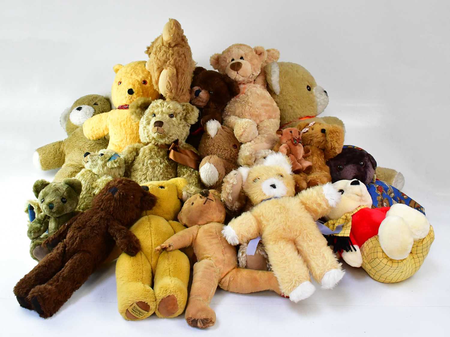 Lot 737 - A collection of various teddy bears, to