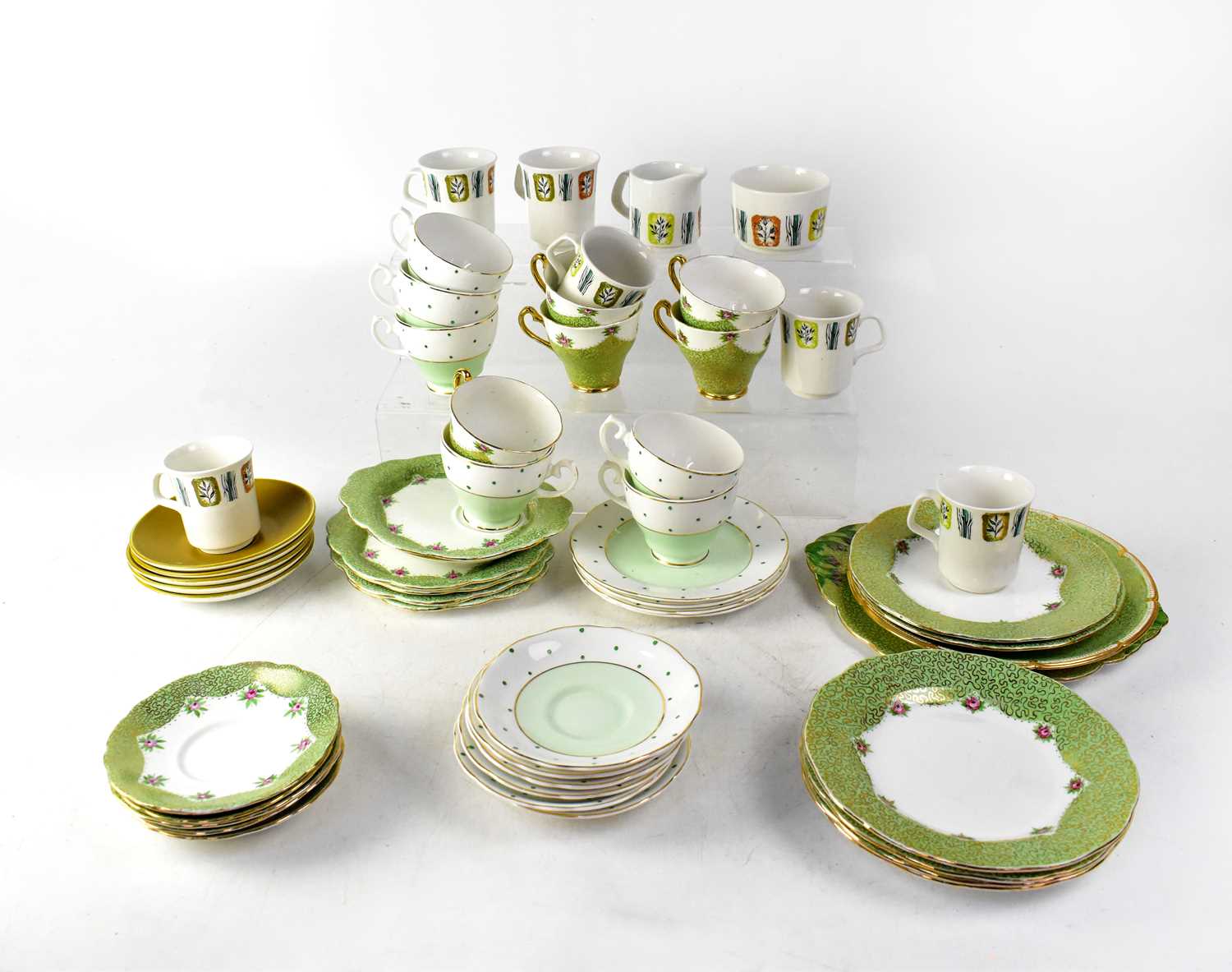 Lot 232 - A quantity of vintage tea ware