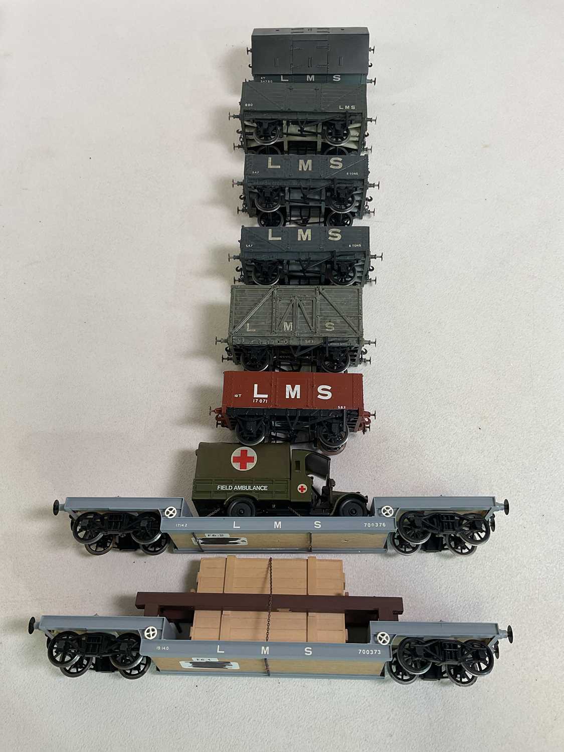 Lot 155 - Eight 0 Gauge rolling stock items,