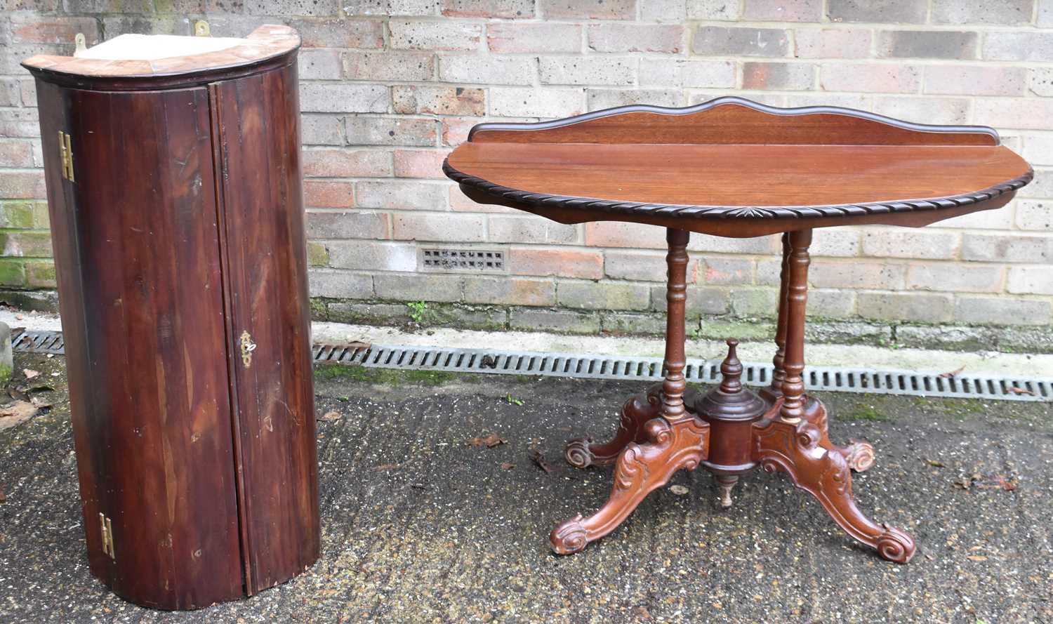 Lot 116 - A reproduction Victorian style hall table