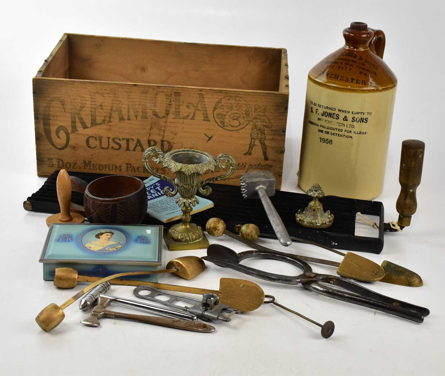 Lot 1595 - Assorted collectors' items including a