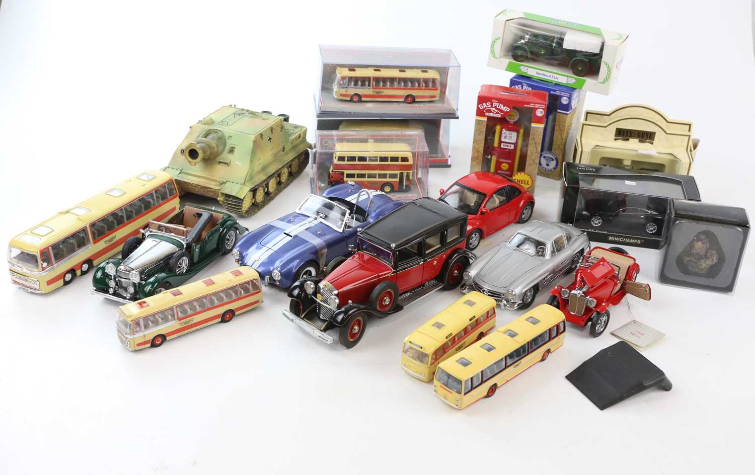 Lot 176 - A collection of diecast model vehicles