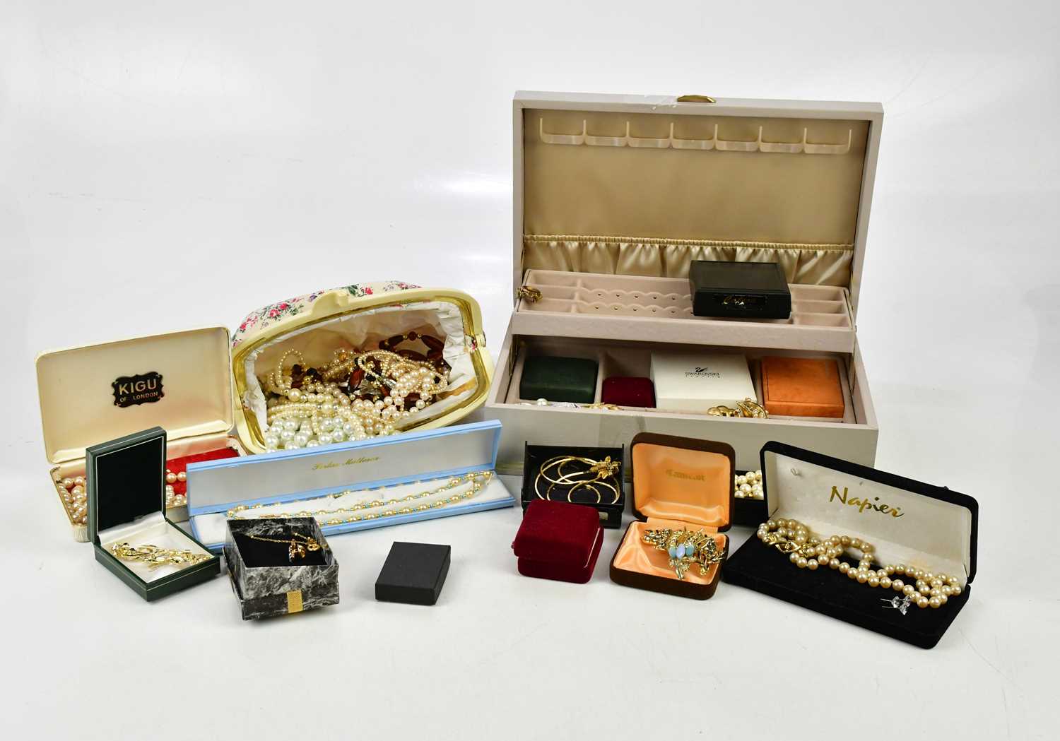 Lot 500 - A collection of costume jewellery including