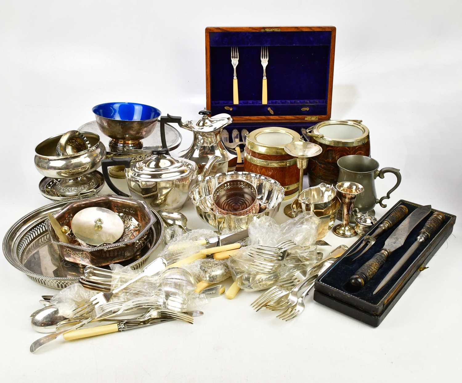 Lot 2020 - A collection of silver plated items, to