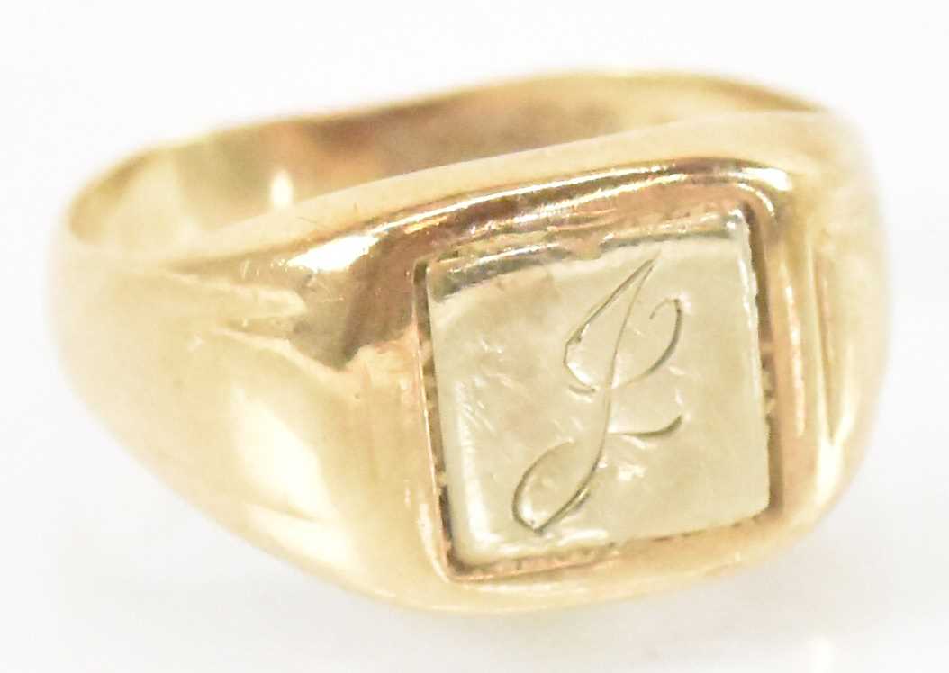 Lot 809 - A 9ct yellow gold gentleman's signet ring,