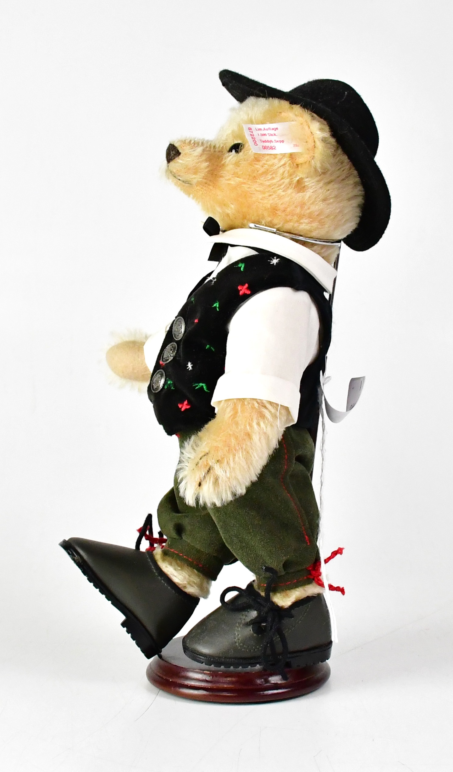 Lot 365 - STEIFF; a German collectors' bear