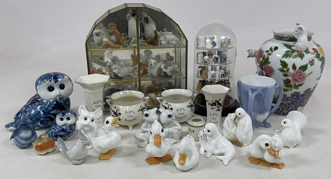 Lot 30 - A quantity of collectors' items, to include a