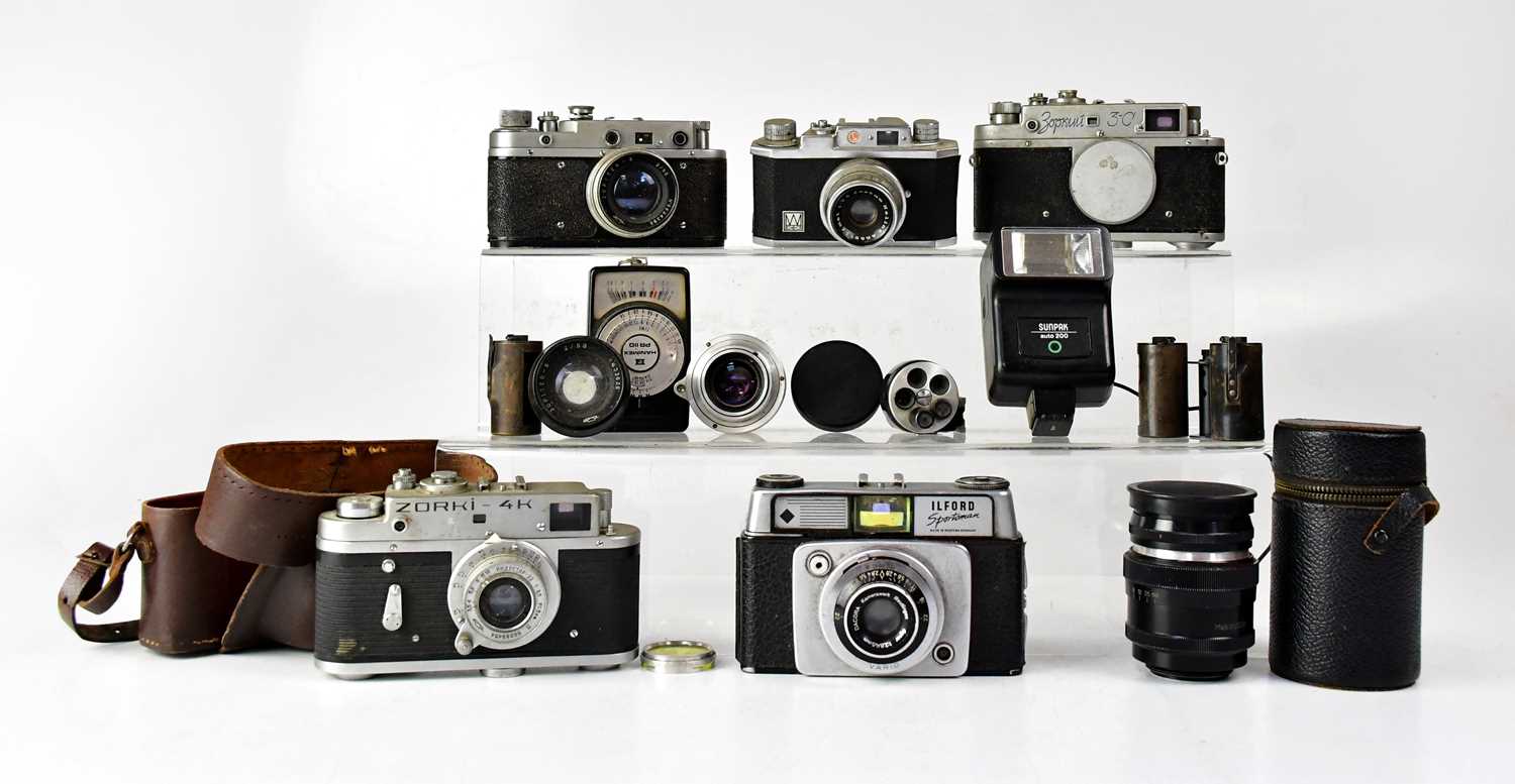 Lot 175 - A small collection of vintage cameras to