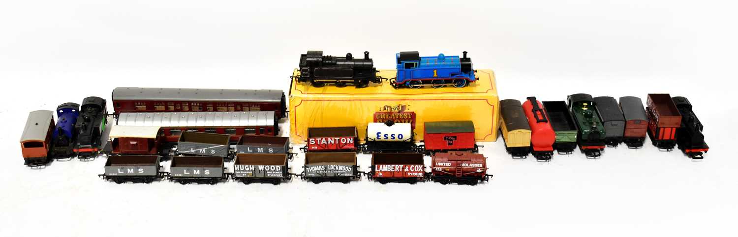 Lot 487 - A collection of model train carriages and