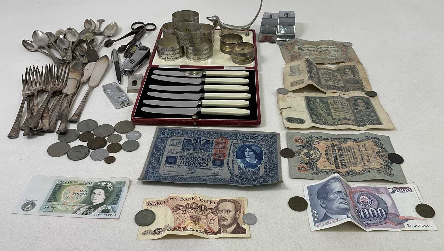 Lot 60 - A quantity of collectors' items including