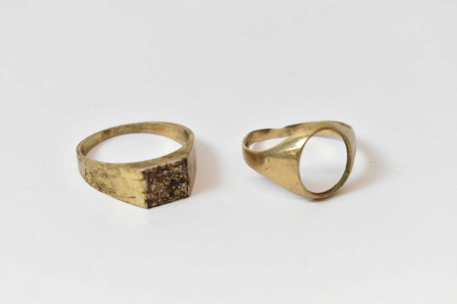 Lot 760 - Two 9ct yellow gold rings, combined approx 6.