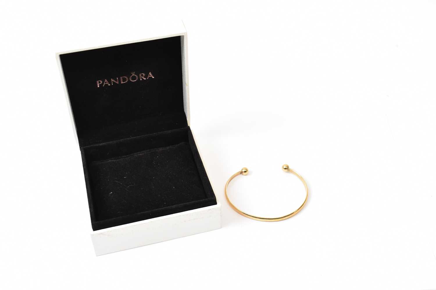 Lot 762 - A 9ct yellow gold bangle, in Pandora box,