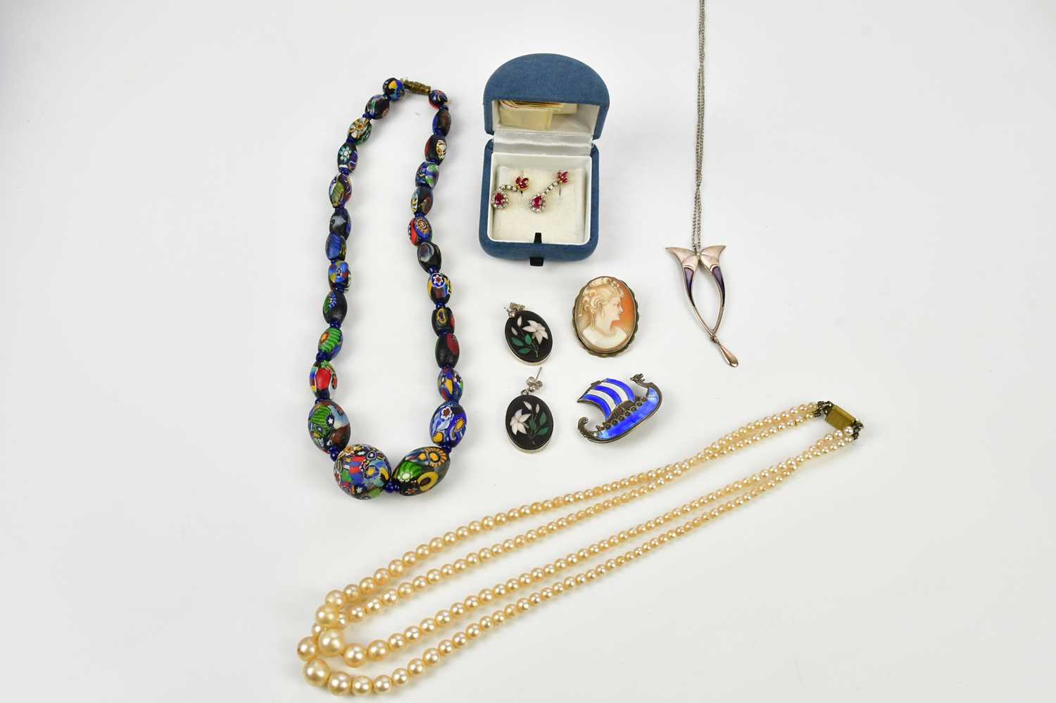 Lot 465 - A group of jewellery including a pair of 9ct