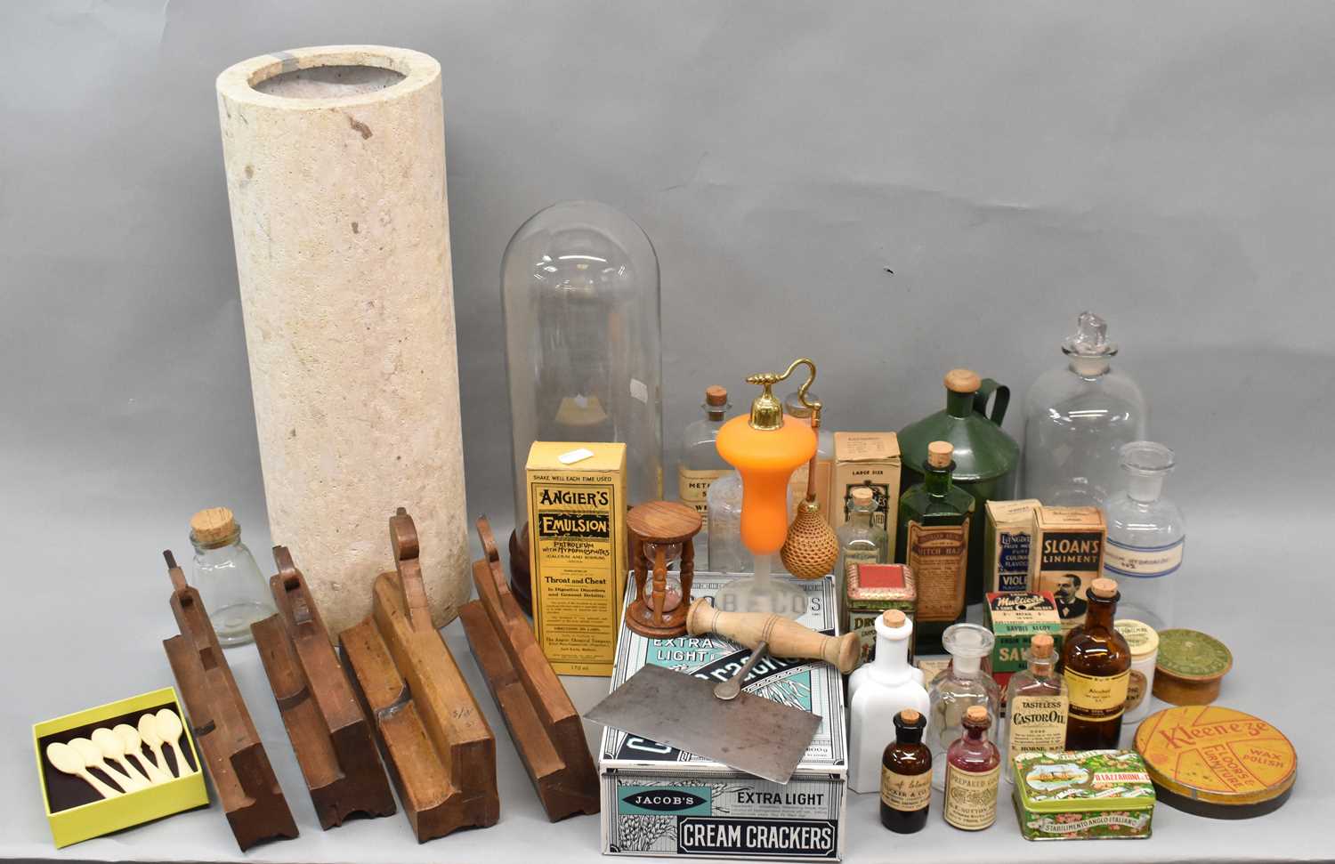 Lot 342 - A group of collectors' items including