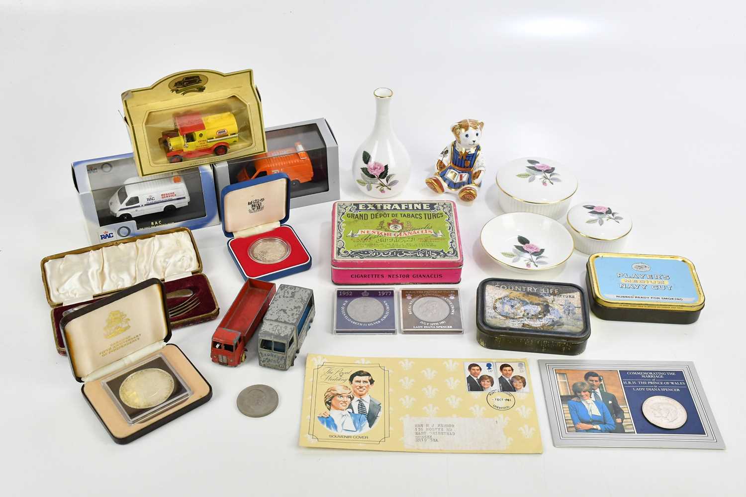Lot 361 - A small group of collectors' items including