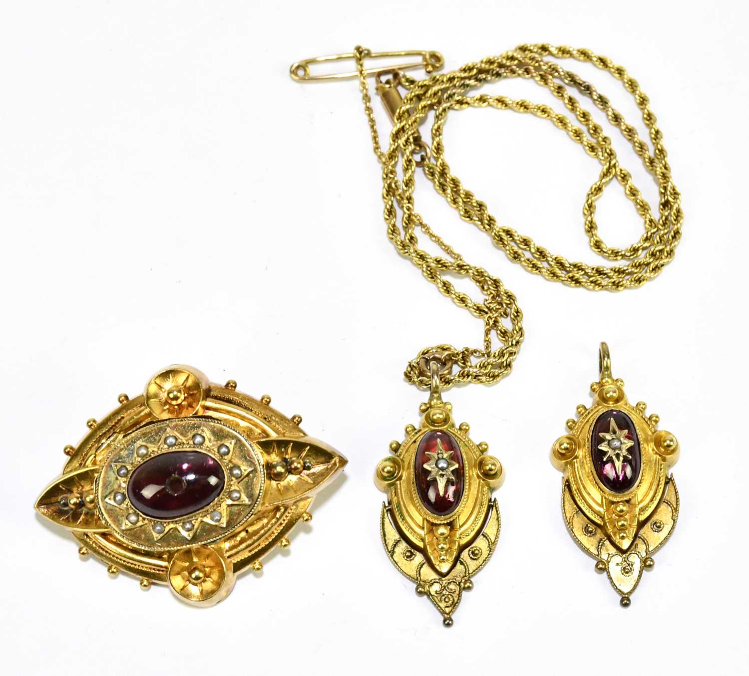 Lot 1427 - A Victorian yellow metal garnet and seed