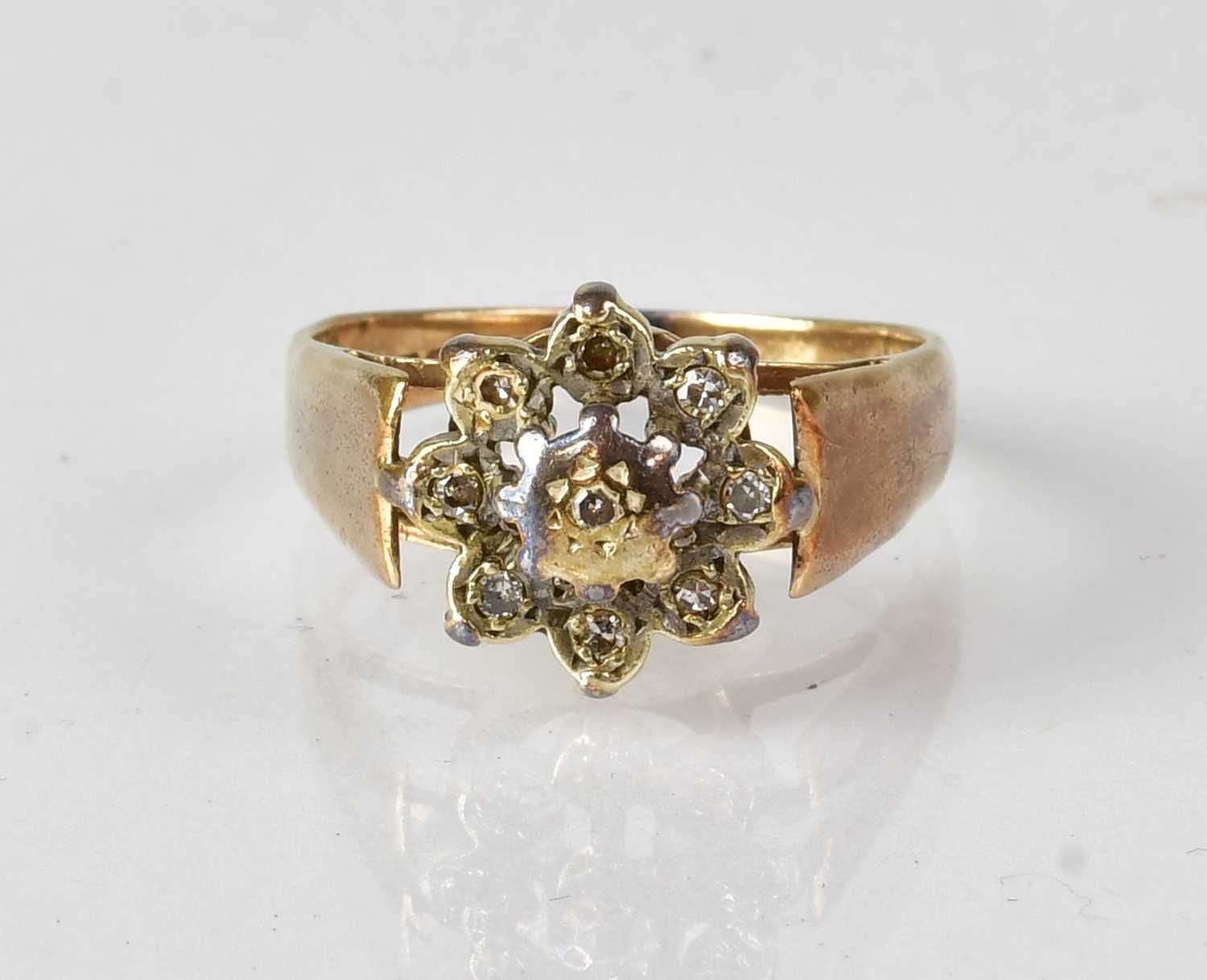 Lot 615 - A 9ct yellow gold ring illusion set with