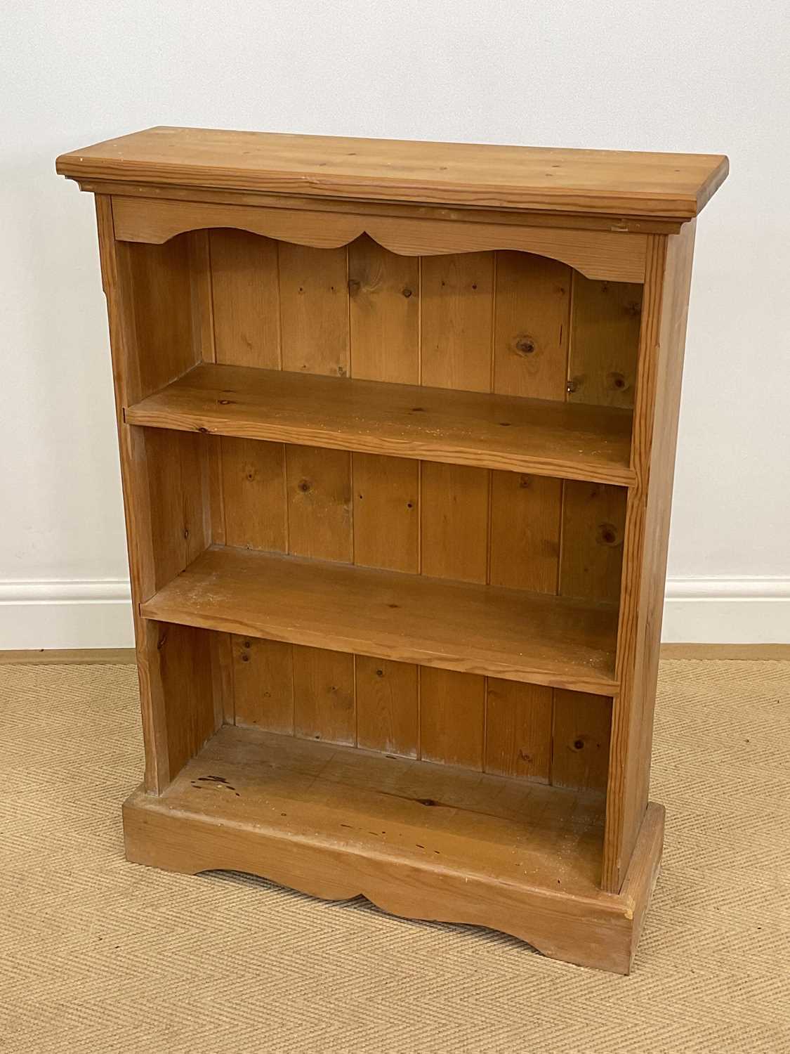 Lot 863 - A pine bookcase with two shelves, height