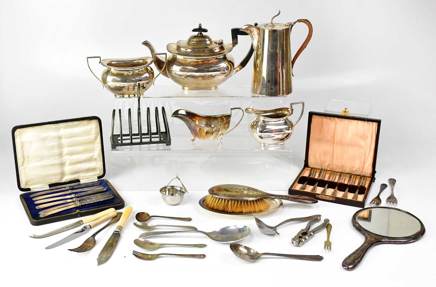 Lot 531 - A large quantity of cased and loose silver