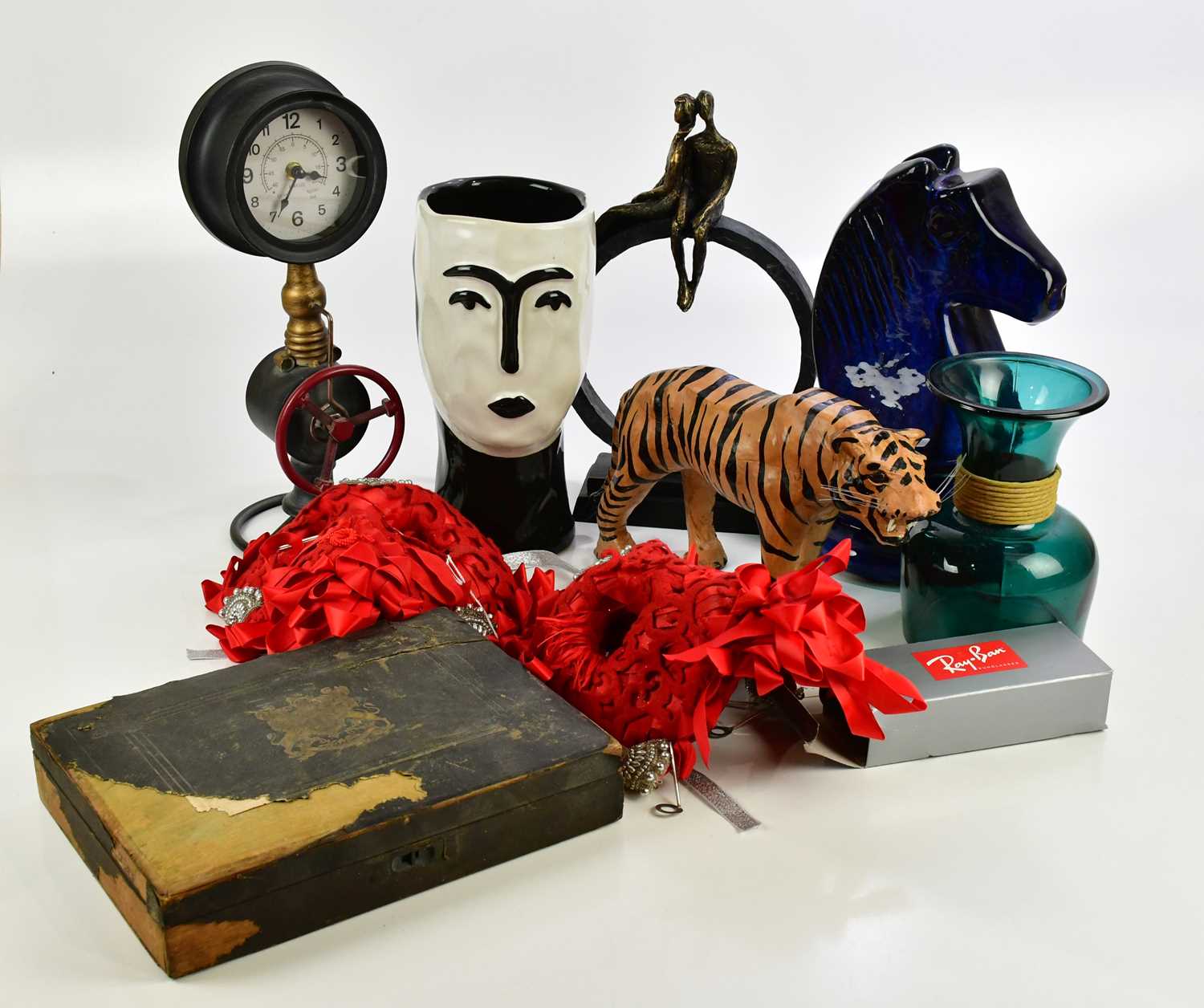 Lot 371 - An assortment of collectors' items including