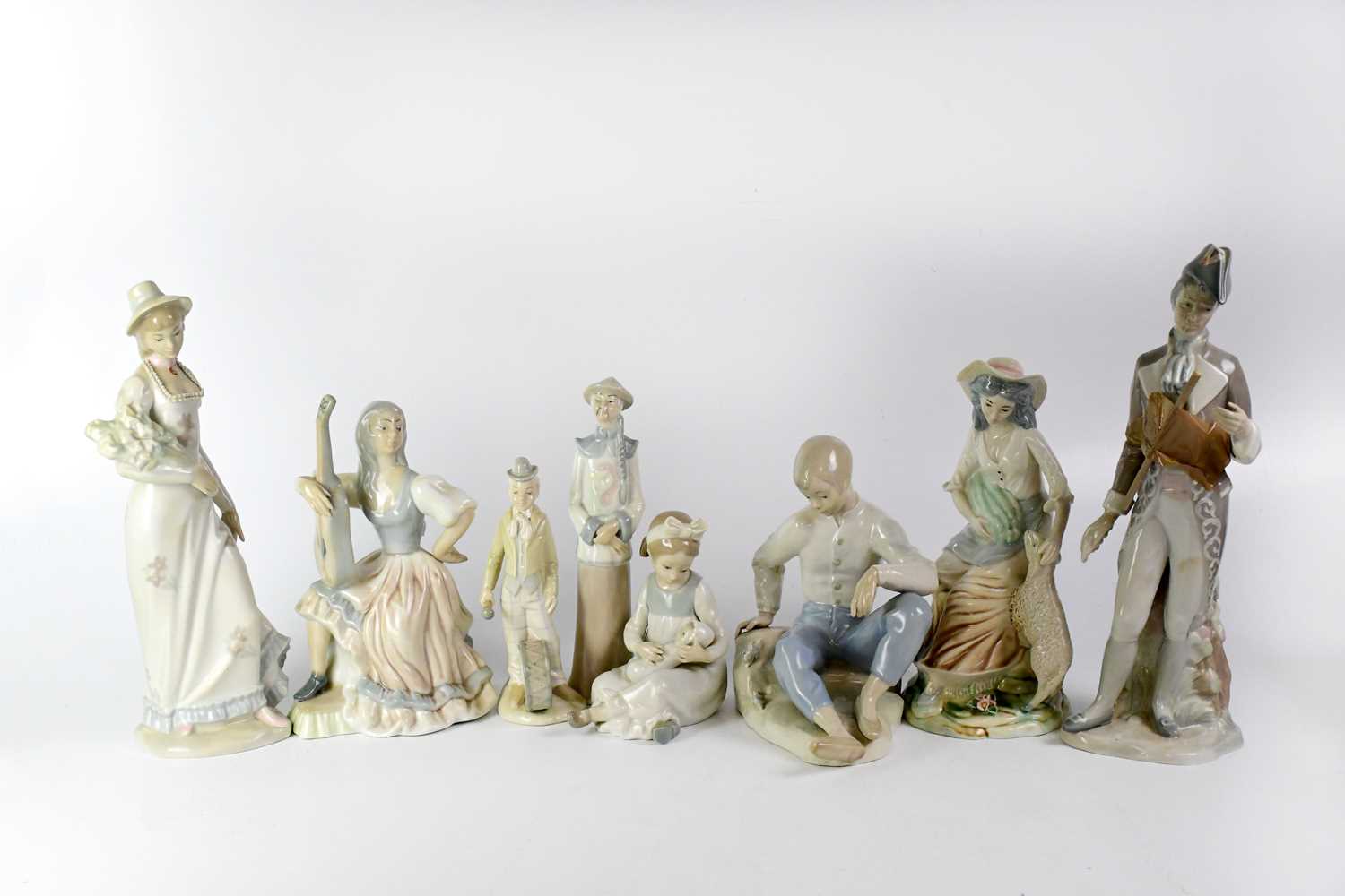 Lot 318 - A group of Lladró-style Spanish figures of
