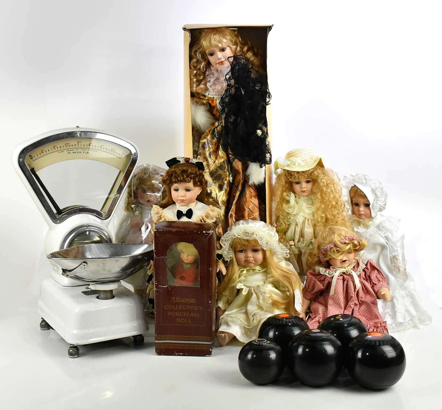 Lot 395 - AVERY; a set of balance scales, collection