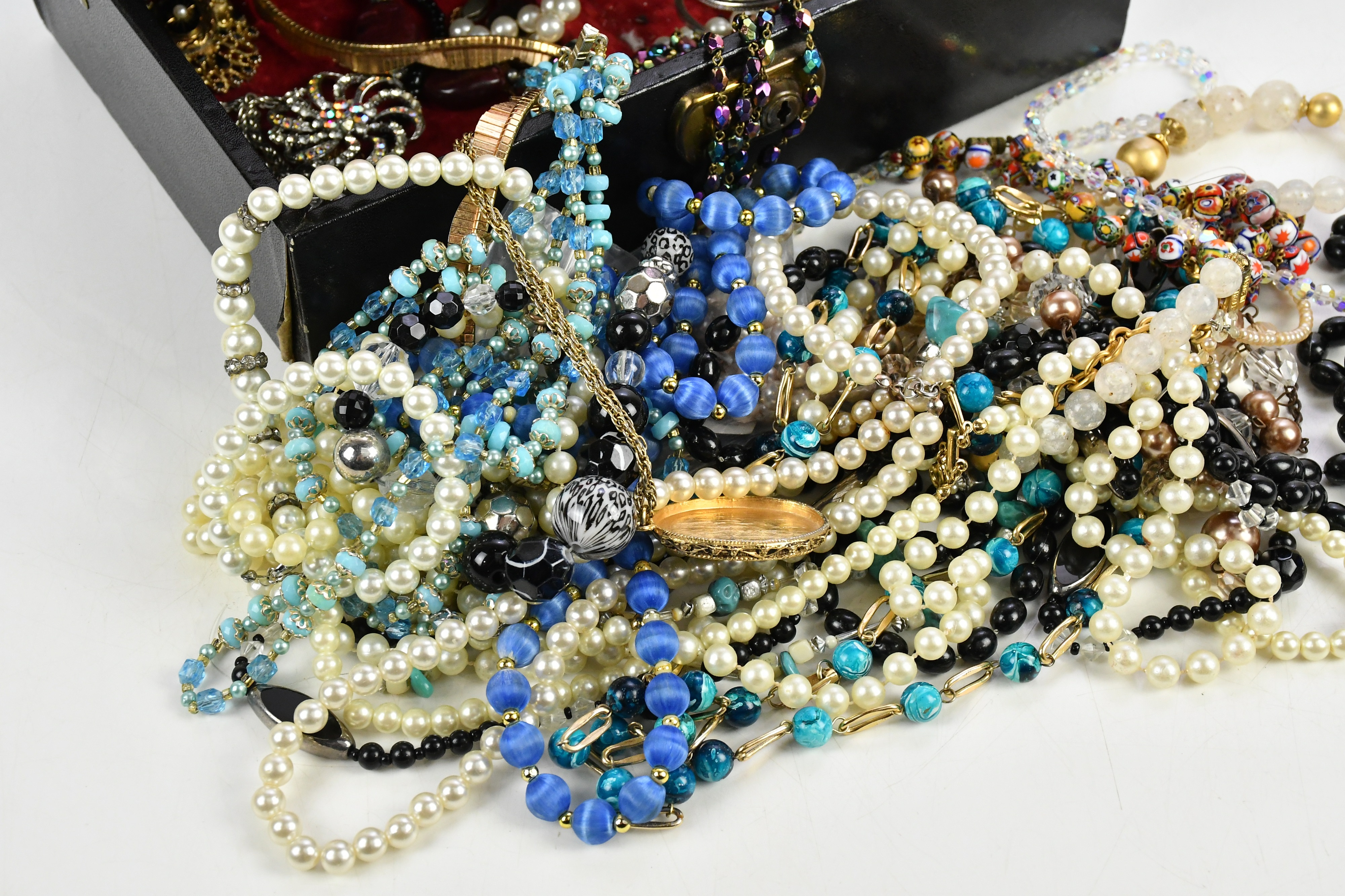 Lot 1750 - An assorted collection of costume jewellery